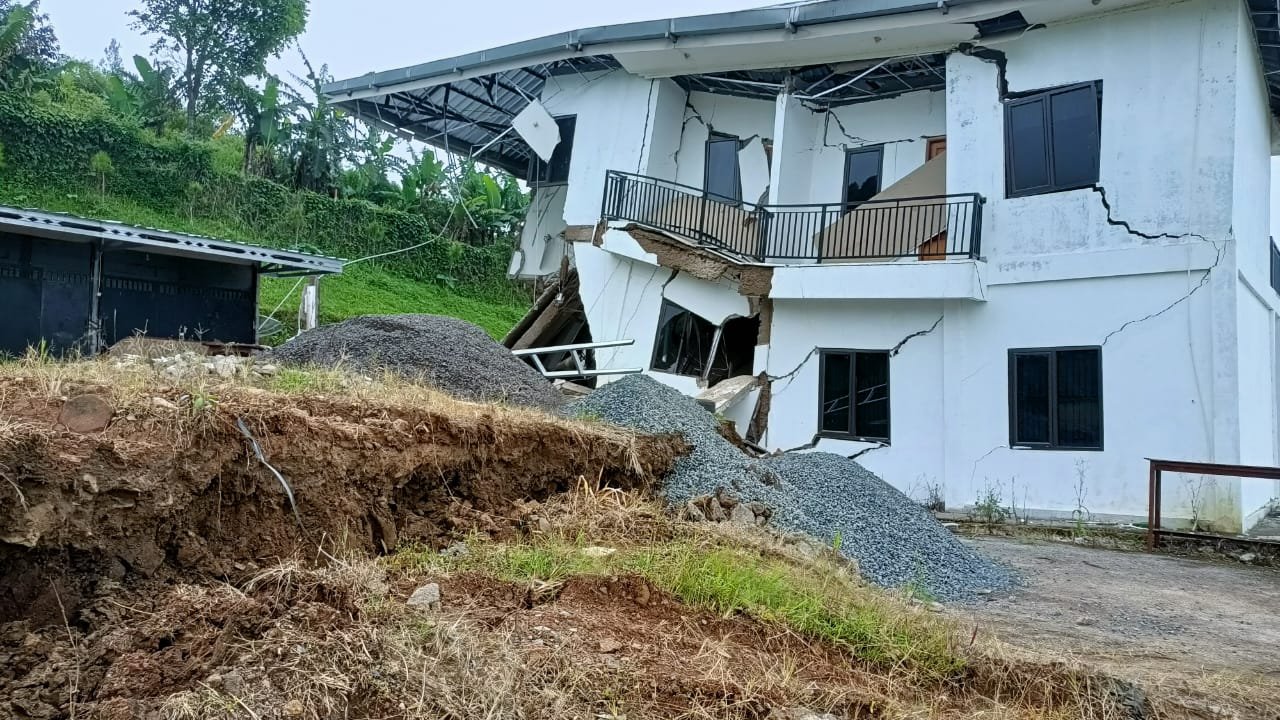 Pergeseran Tanah di Sukamakmur, Vila Hancur dan Akses Jalan ke Menuju ...